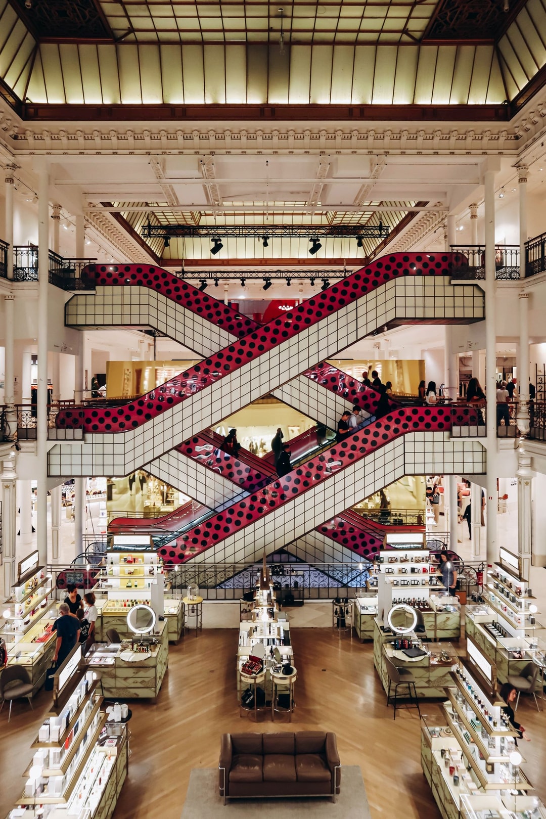 Les grands magasins, temples du luxe face aux mutations du marché ...