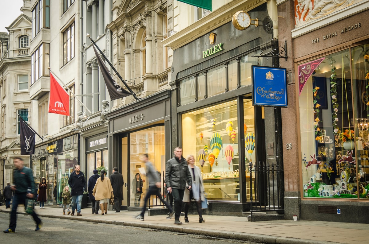 Luxury goods in 2024: 2% decline and loss of 50 million customers ...