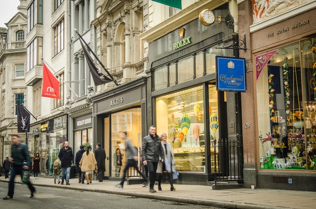 Luxury goods in 2024: 2% decline and loss of 50 million customers ...